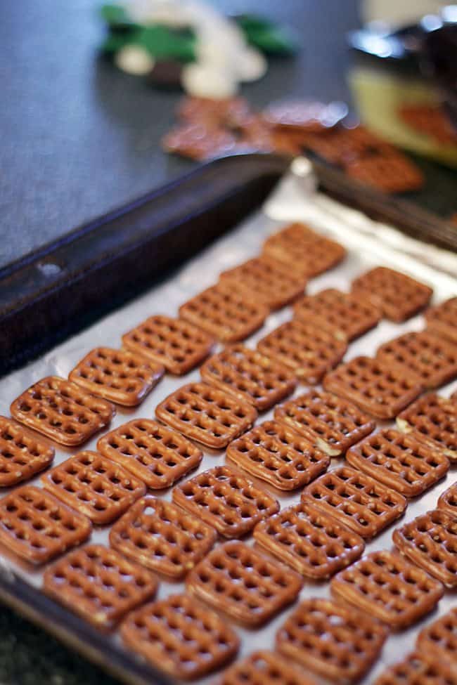 Quick and Easy Chocolate Pretzel Bites for St. Patrick's Day • Love ...